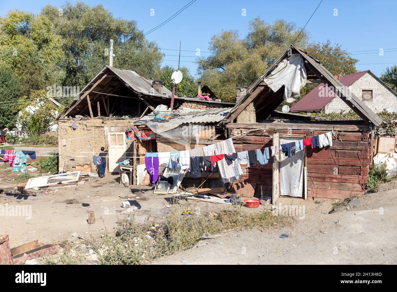 Roma-Häuser. Zigeuner-Slums am Stadtrand von Uzhgorod in einem roma ...