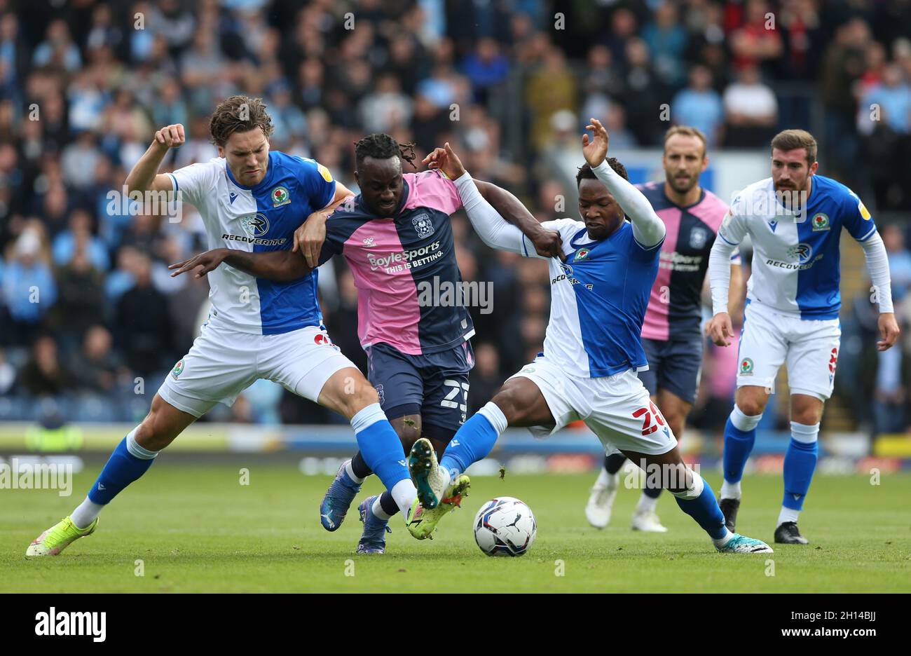 Fankaty Dabo von Coventry City (Mitte) kämpft während des Sky Bet ...