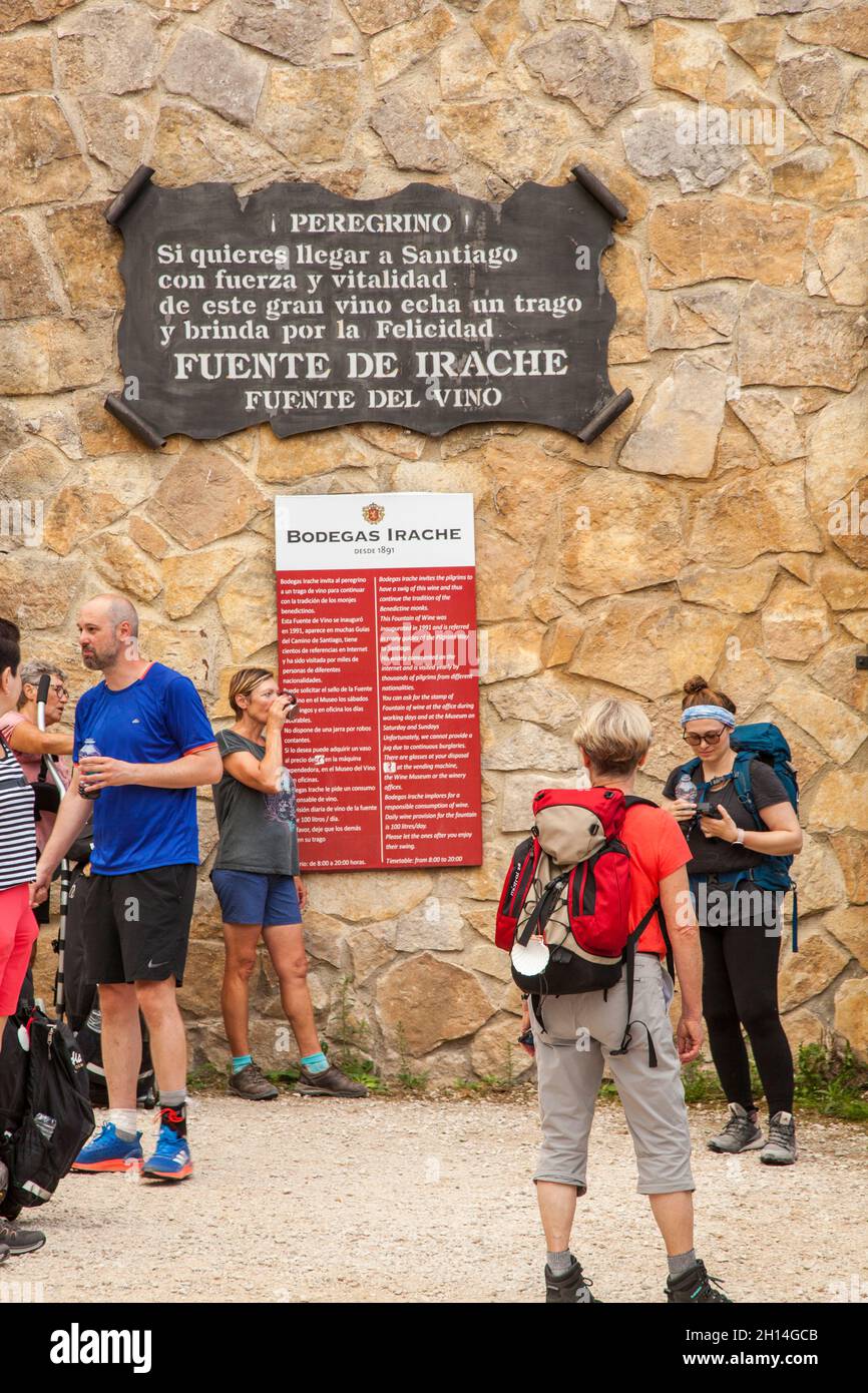 Trinken aus dem weinbrunnen -Fotos und -Bildmaterial in hoher Auflösung – Alamy