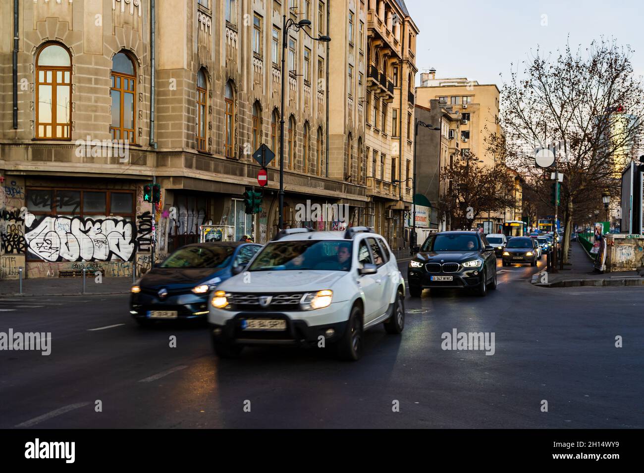 Autos im Verkehr zur Hauptverkehrszeit im Stadtzentrum der Stadt ...
