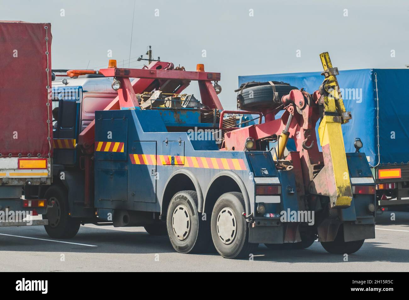 Fahrzeug auf abschleppwagen -Fotos und -Bildmaterial in hoher Auflösung ...