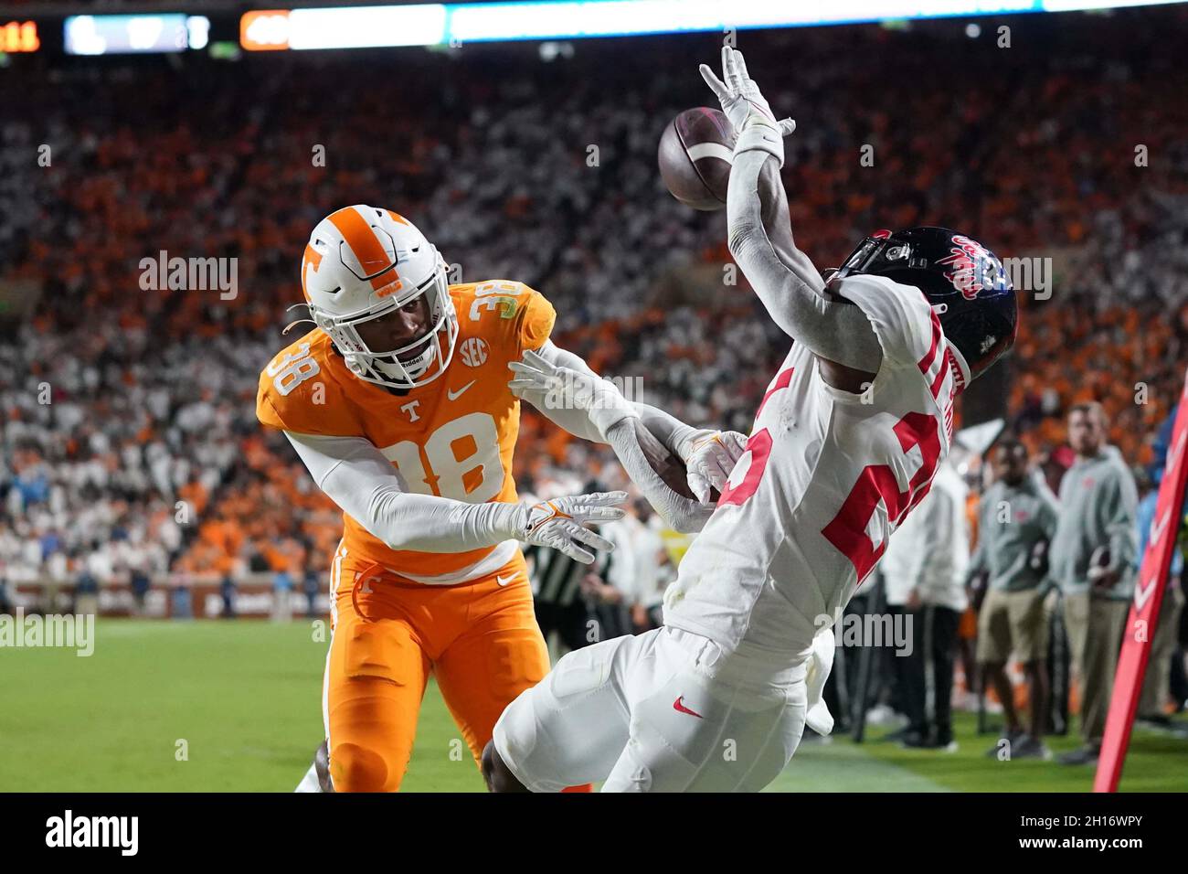 16. Oktober 2021: Henry Parrish Jr. #25 der Mississippi-Rebellen ...