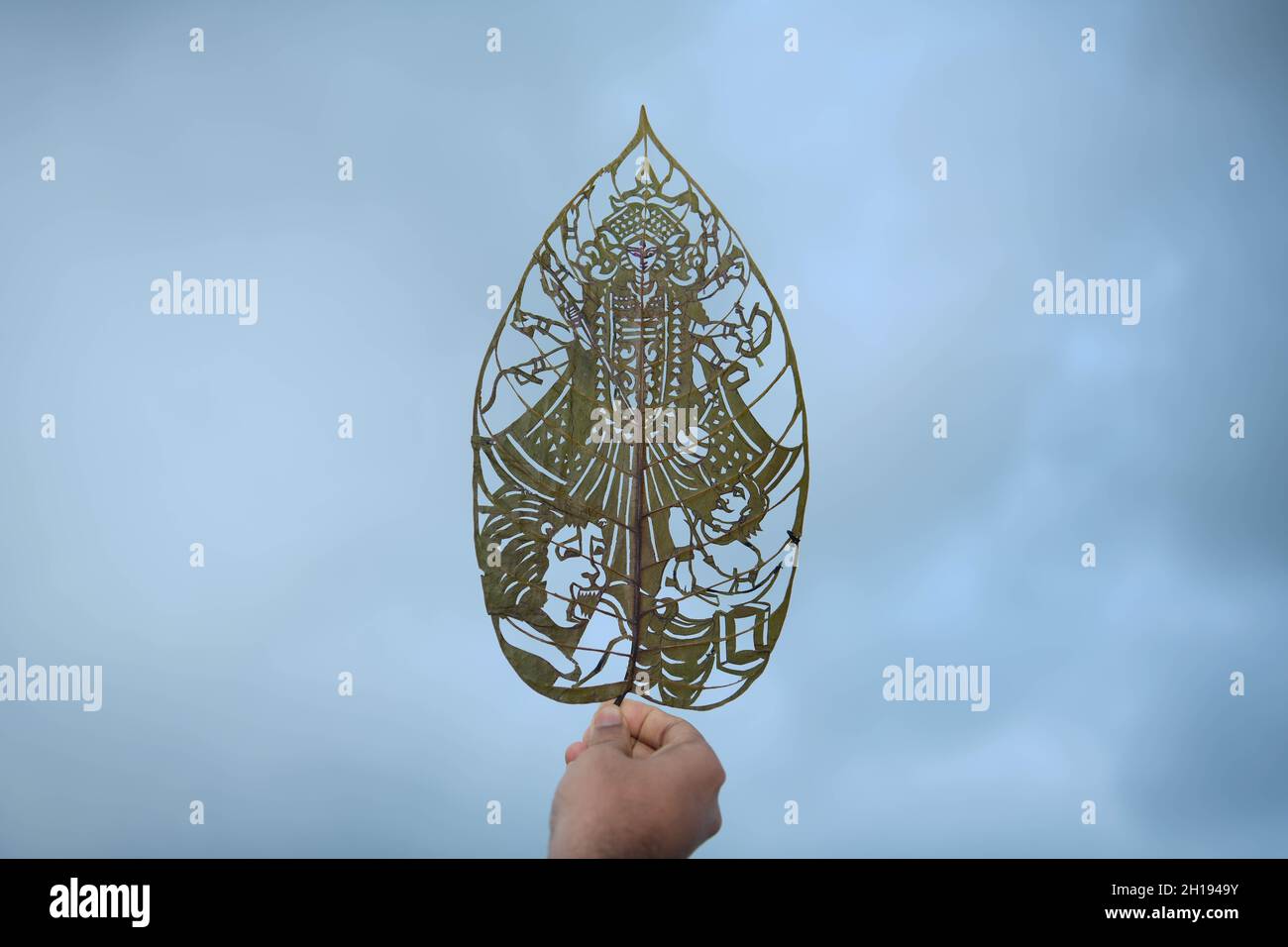 Der Künstler Subham Saha zeigt seine Kreation, die den Krieg zwischen ...