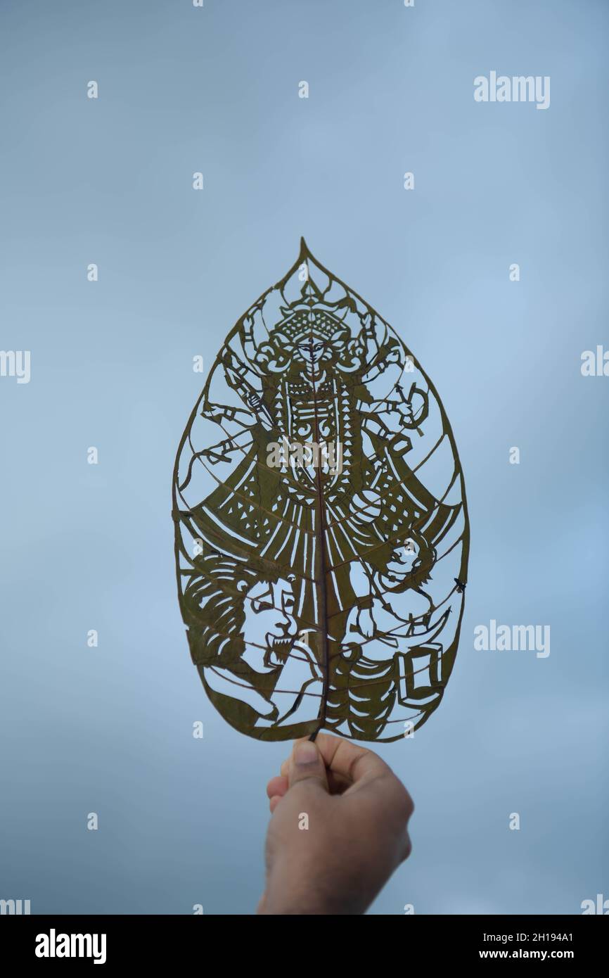 Der Künstler Subham Saha zeigt seine Kreation, die den Krieg zwischen ...