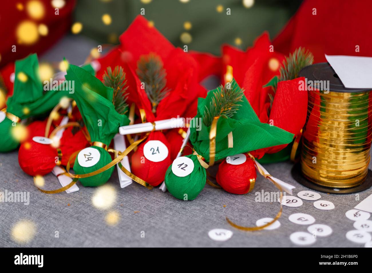 Kinder warten auf geschenke -Fotos und -Bildmaterial in hoher Auflösung ...