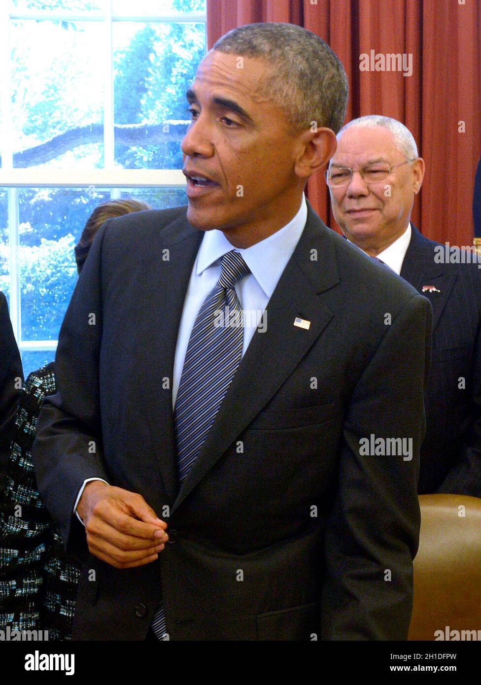 Der US-Präsident Barack Obama antwortet mit dem Gründungsvorsitzenden ...