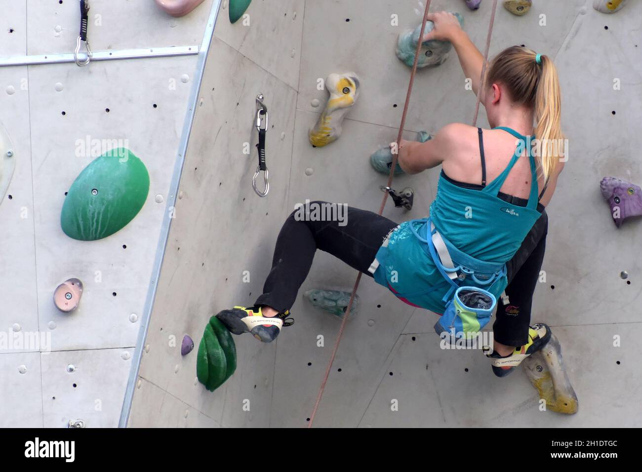 Ein Mädchen klettert auf einer Kletterwand im Salzkammergut (Österreich ...