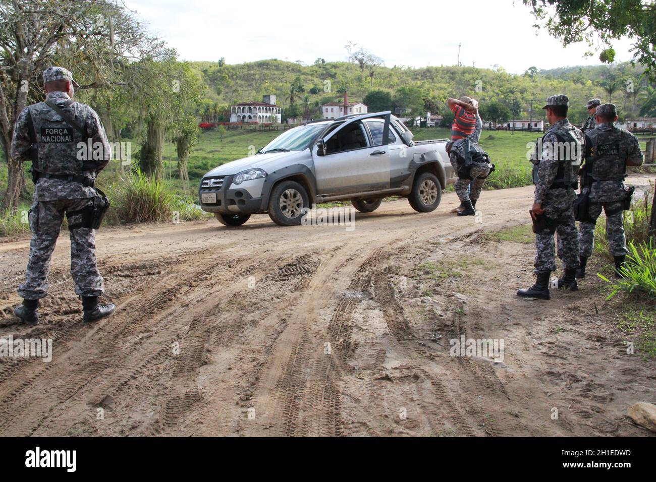 pau brasil, bahia / brasilien - 10. Mai 2012: Militärangehörige der ...