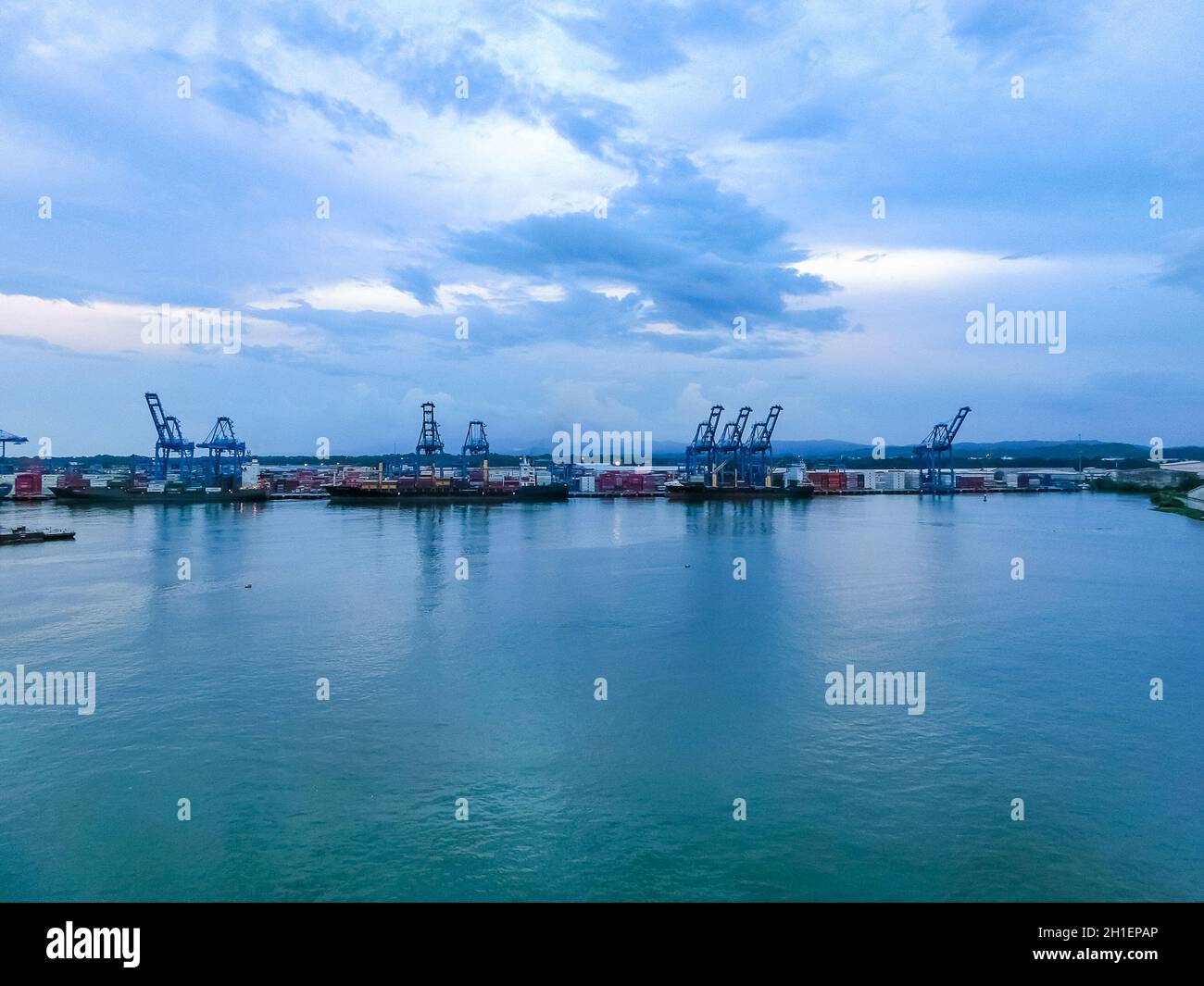 Colon, Panama - 8. Dezember 2019: Immergrüner Containerschiff mit ...