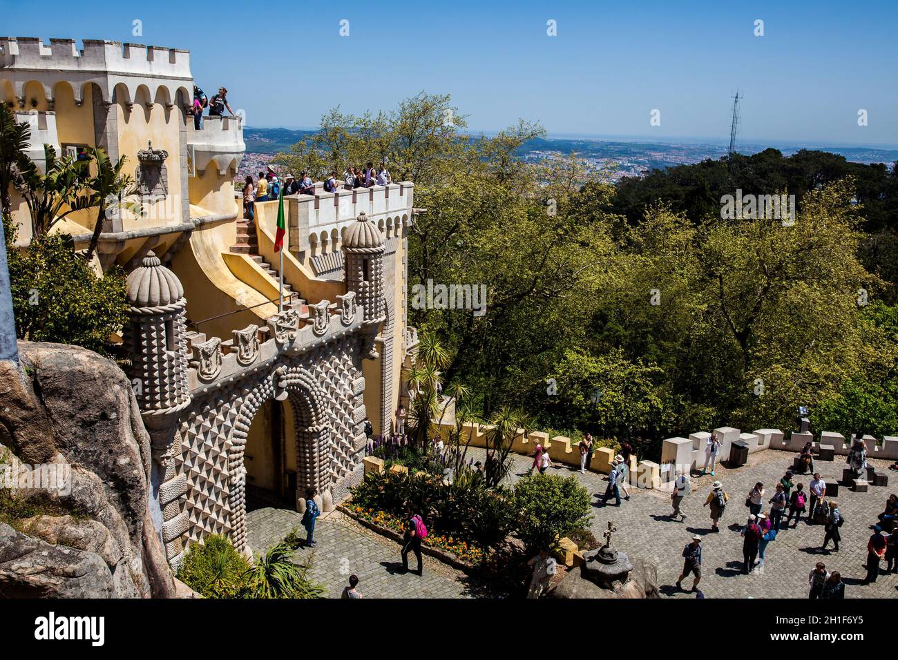 SINTRA, PORTUGAL - Mai, 2018: Touristen, die in der Pena-palast ein ...