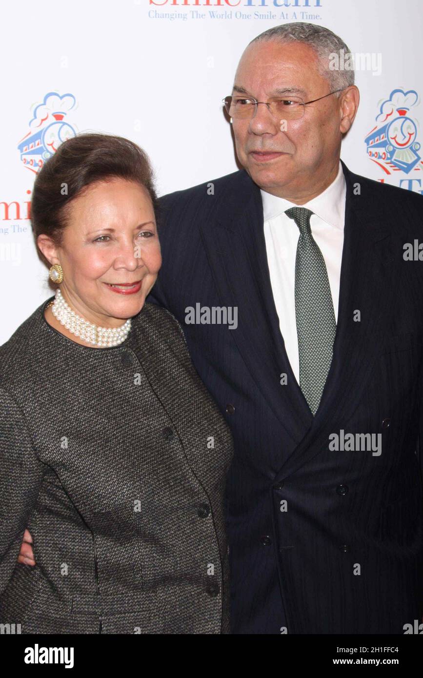 Alma Johnson Powell und Colin Powell feiern am 17. März 2009 im ...