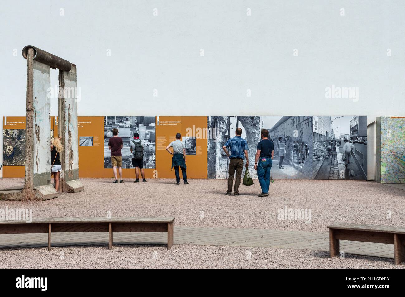 Berlin, Deutschland - 28. Mai 2017: Menschen beobachten die Ausstellung ...