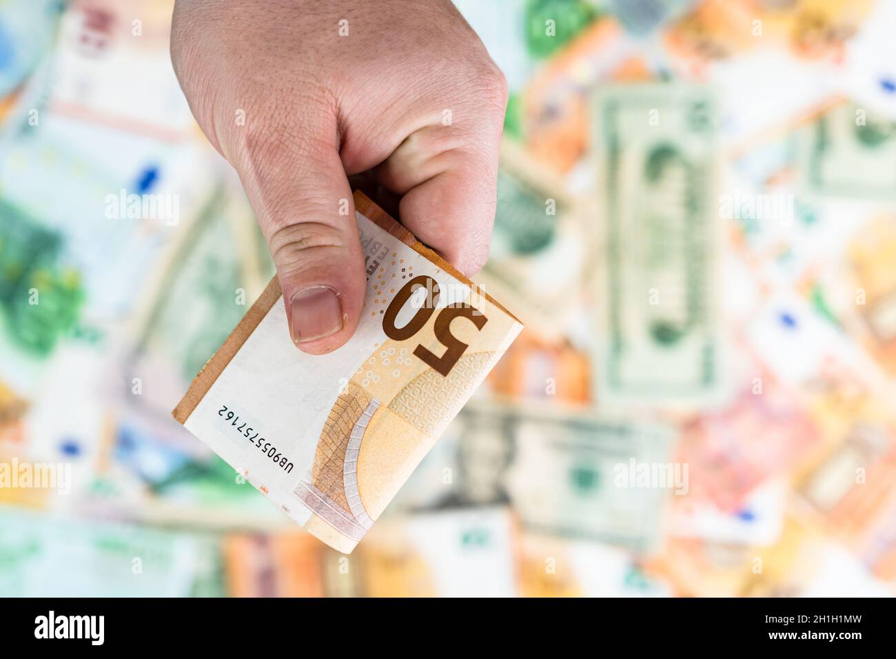 Hand Geld geben, wie Bestechung oder Tipps auf Banknoten Hintergrund ...