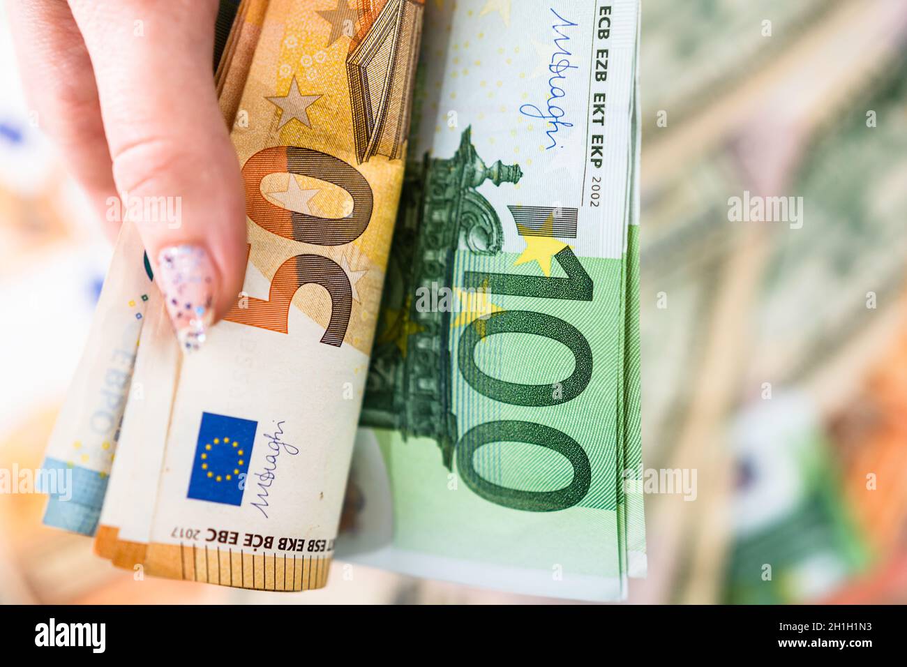 Hand Geld geben, wie Bestechung oder Tipps auf Banknoten Hintergrund ...