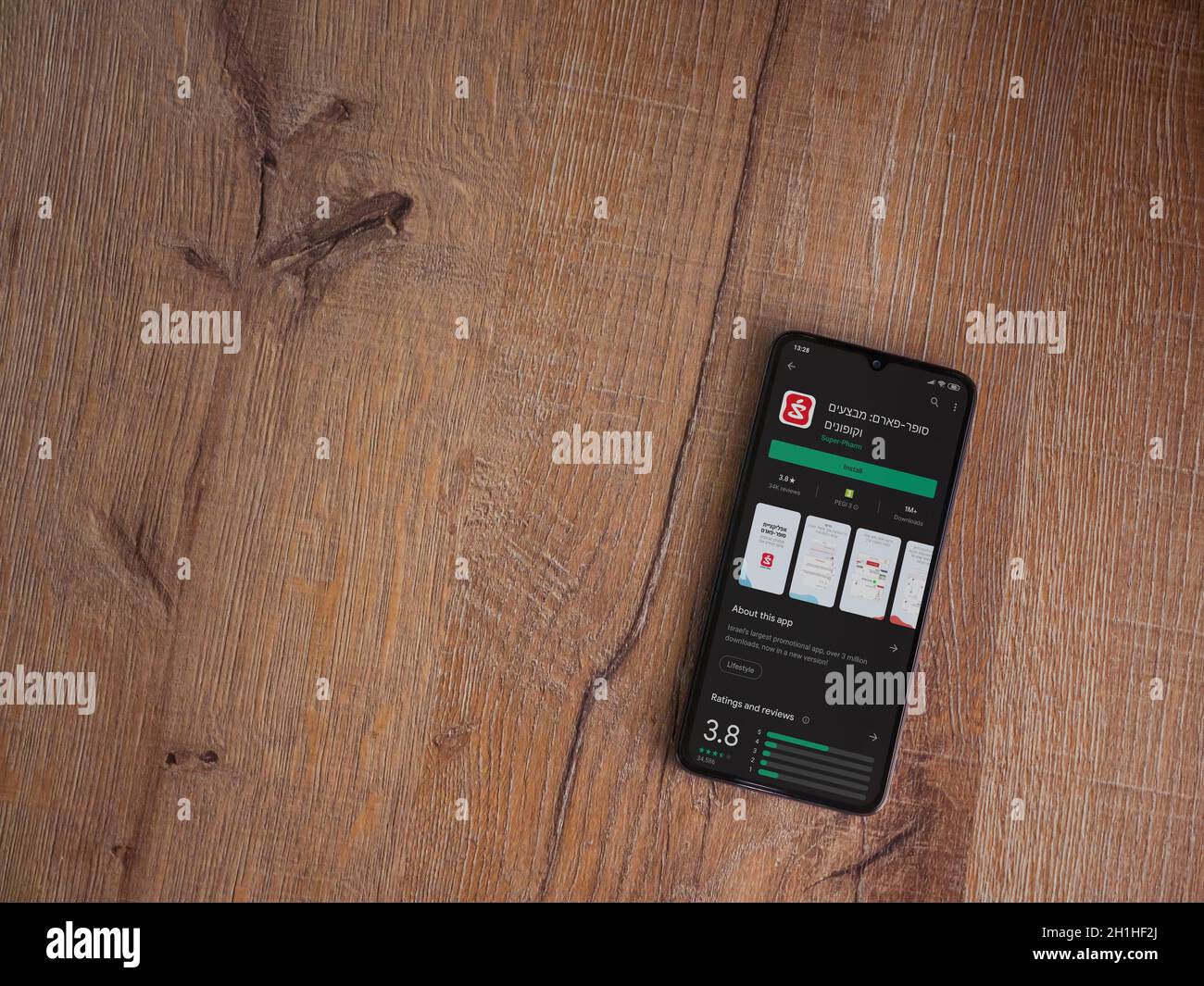 LOD, Israel - 8. Juli 2020: Super Pharm App Play Store Seite auf dem Display eines schwarzen ...