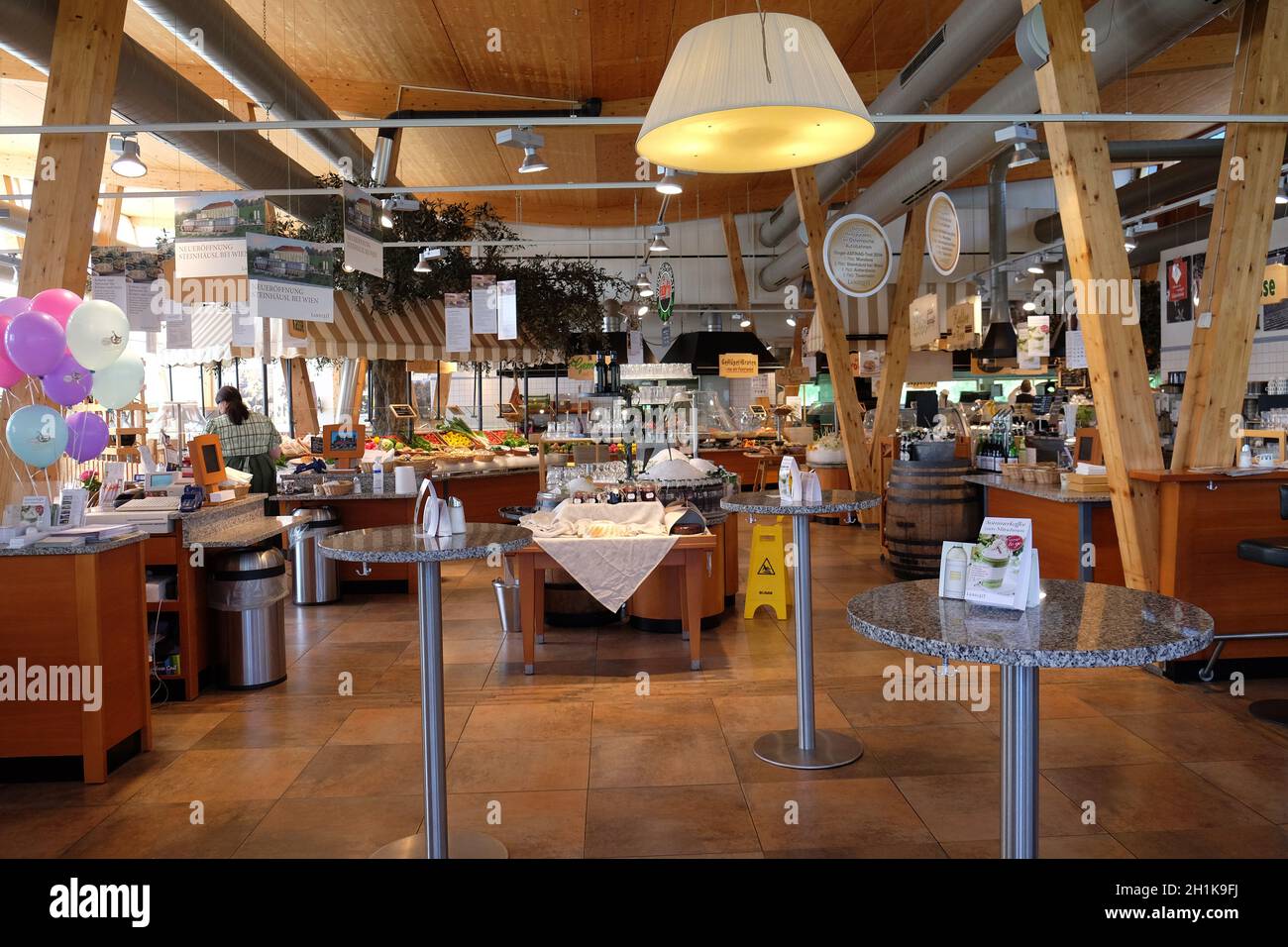 Essen im autobahnservice -Fotos und -Bildmaterial in hoher Auflösung ...