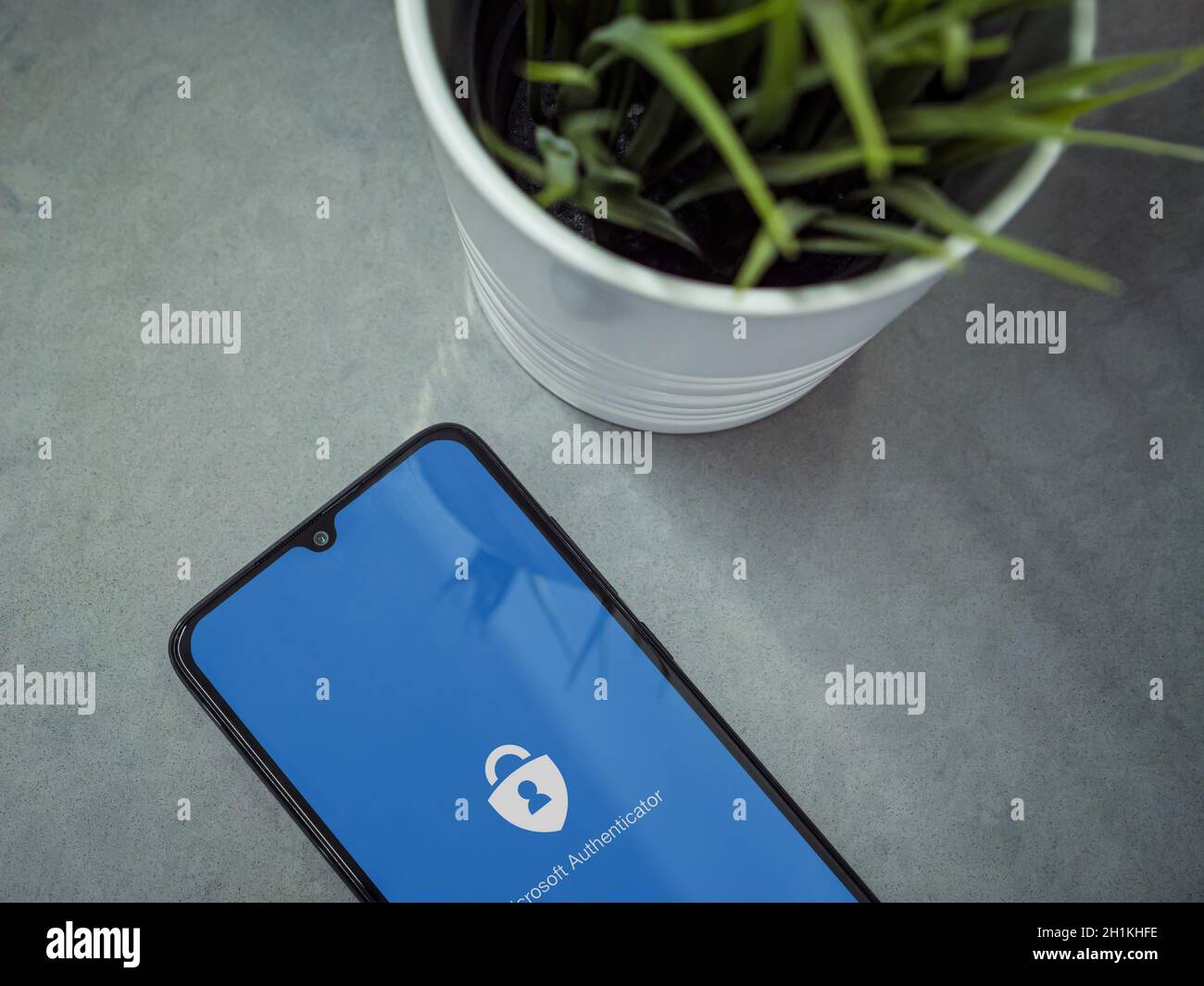 Microsoft authenticator app -Fotos und -Bildmaterial in hoher Auflösung ...