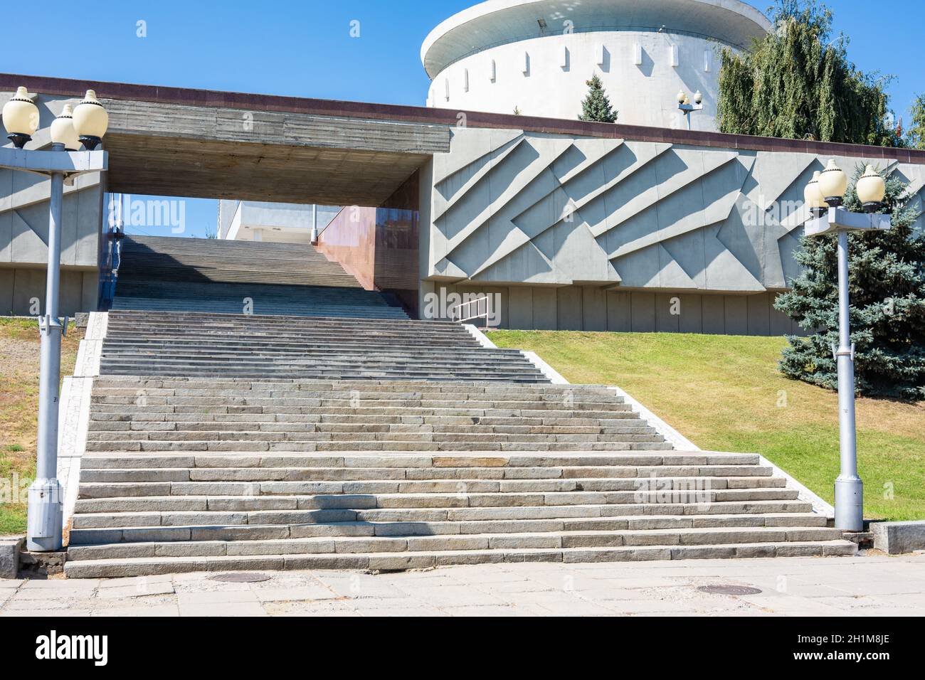 Wolgograd, Russland - 26. August 2019: Treppe, die vom Wolga-Ufer zum ...
