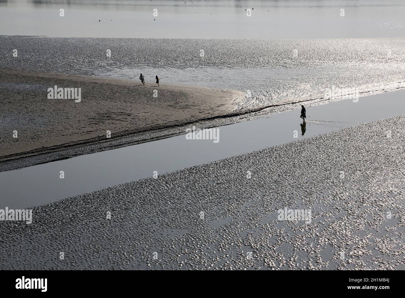 Bei Ebbe fällt das Wasser im Fluss Matla so tief, dass Menschen zum ...