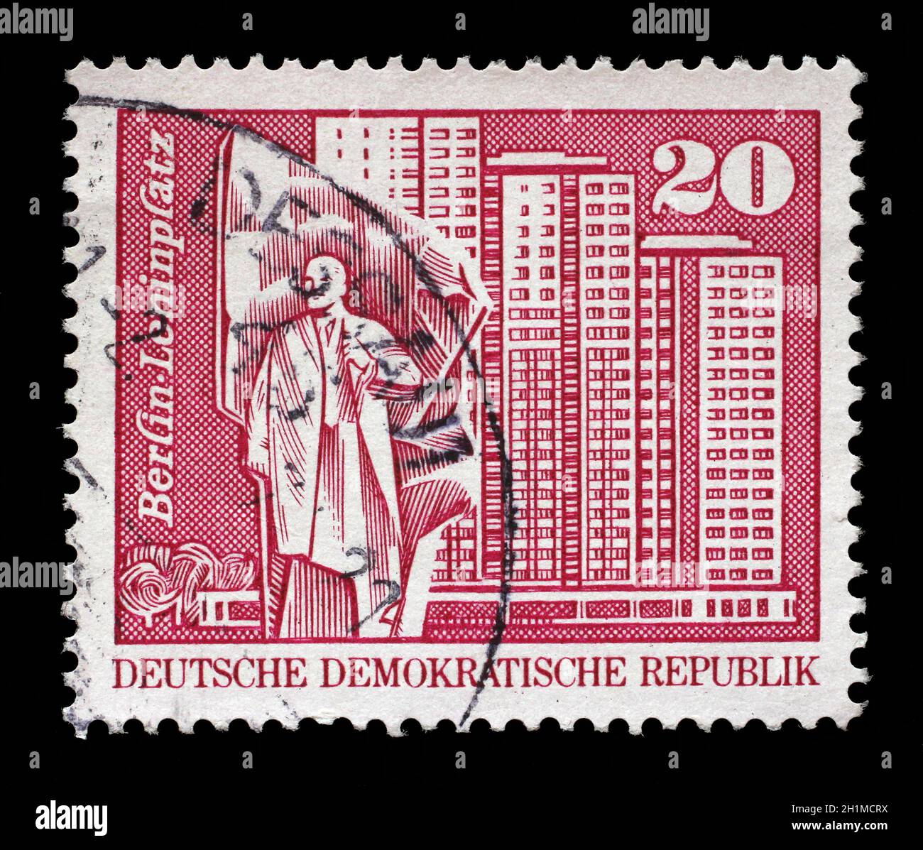 In der DDR gedruckte Briefmarke zeigt Leninplatz in Berlin, um 1973 ...