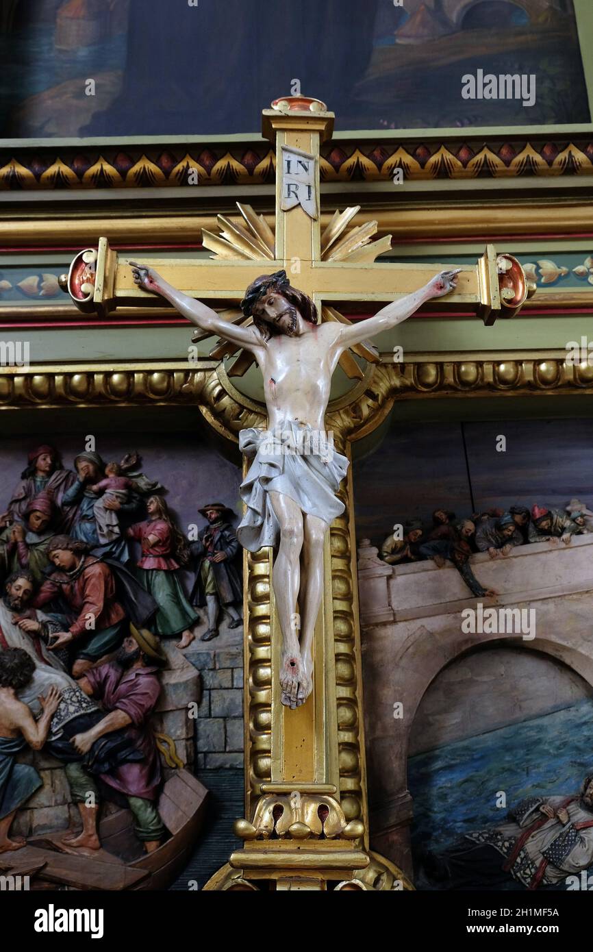 Kreuz auf dem Altar in der Basilika des Heiligen Herzens Jesu in Zagreb, Kroatien ...