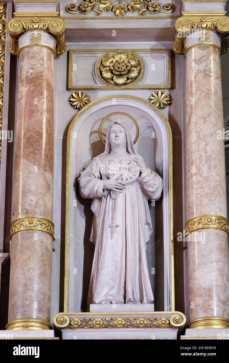 St. Margaret Statue auf dem Hauptaltar in der Basilika des Heiligen Herzens Jesu in Zagreb ...