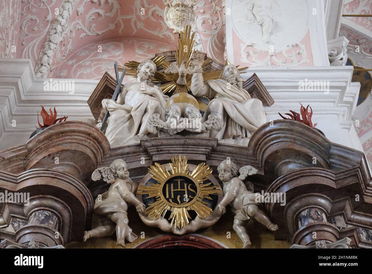 Die heilige Dreifaltigkeit und die Engel, die Statue auf dem Altar in der Kirche der Heiligen ...