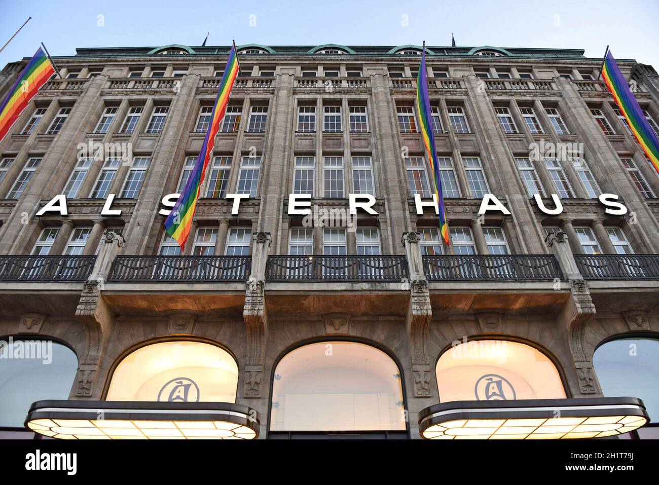 Das Alsterhaus in Hamburg mit Regenbogenfahnen, Deutschland, Europa ...