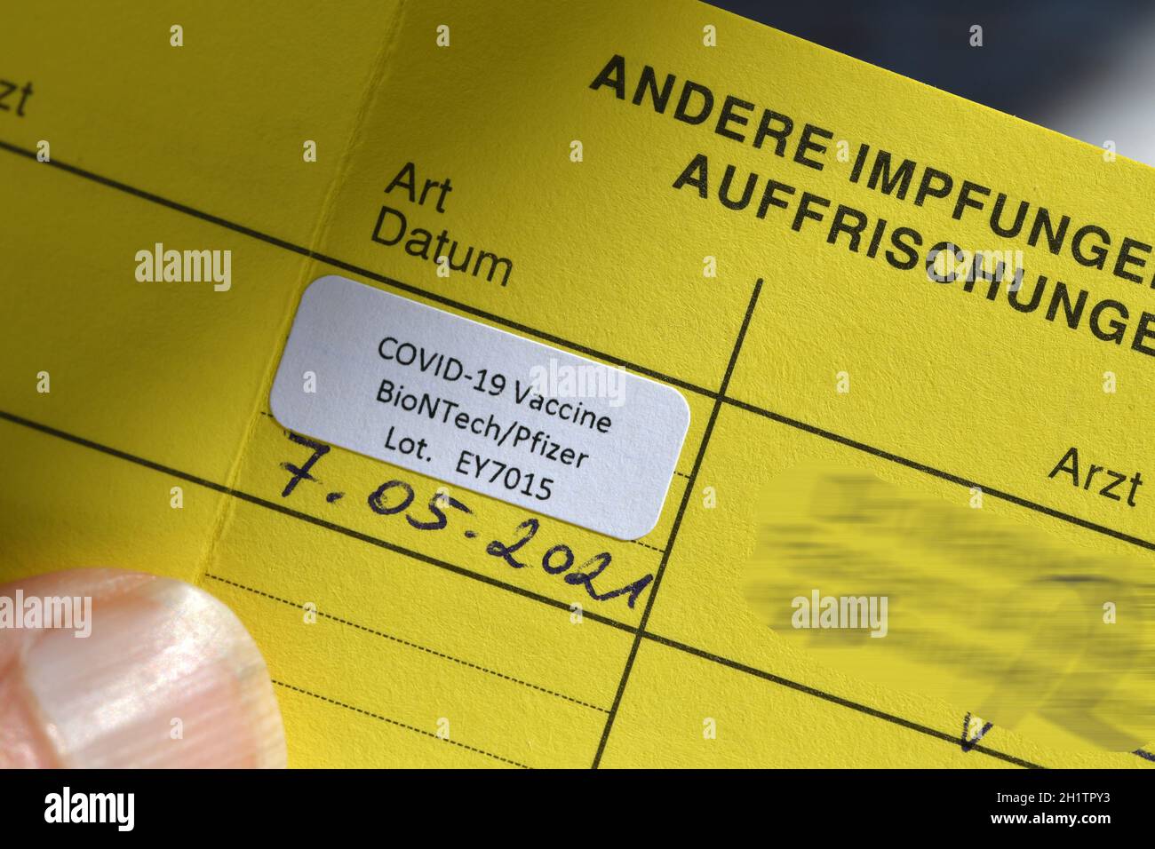 Impfpass und Bestätigung für Corona-Impfung mit Impfstoff von BioNTech ...