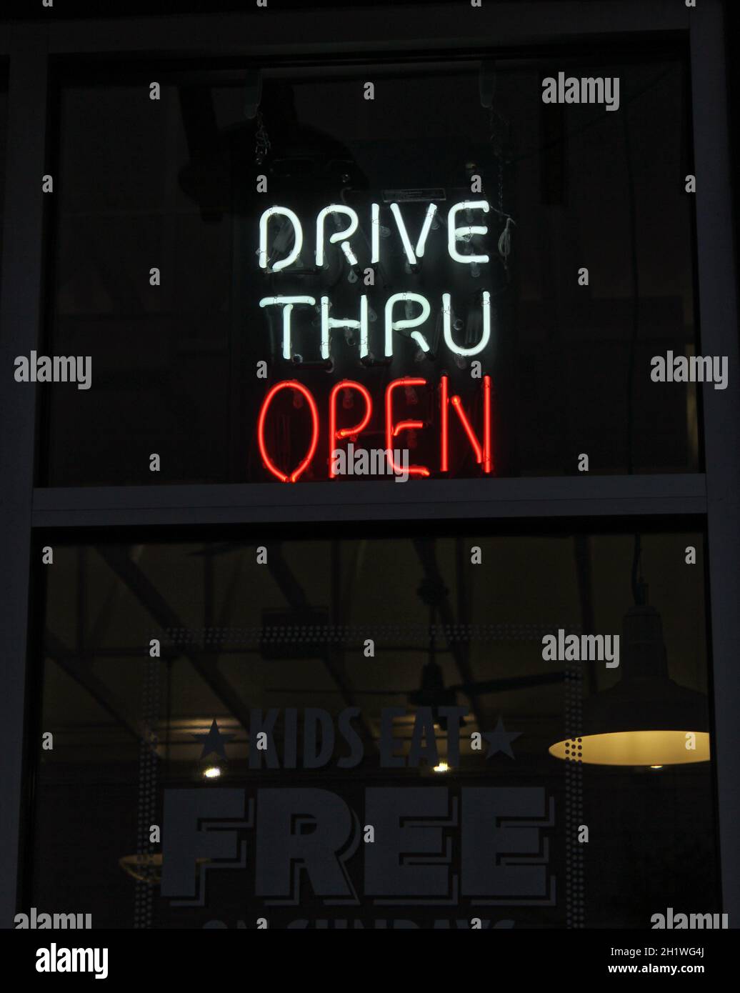 Drive thru window -Fotos und -Bildmaterial in hoher Auflösung - Seite 3 ...