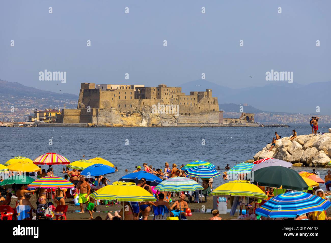 Neapel, Golf von Neapel, Italien - 27. Juni 2021: Entspannung am ...