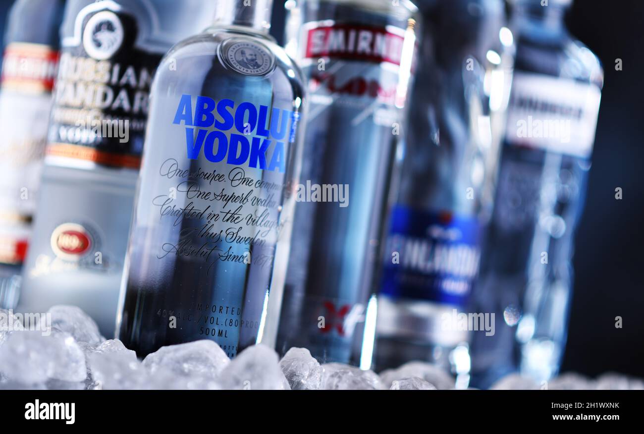 POSEN, POL - 12. MAI 2021: Flaschen verschiedener Wodka-Marken weltweit ...