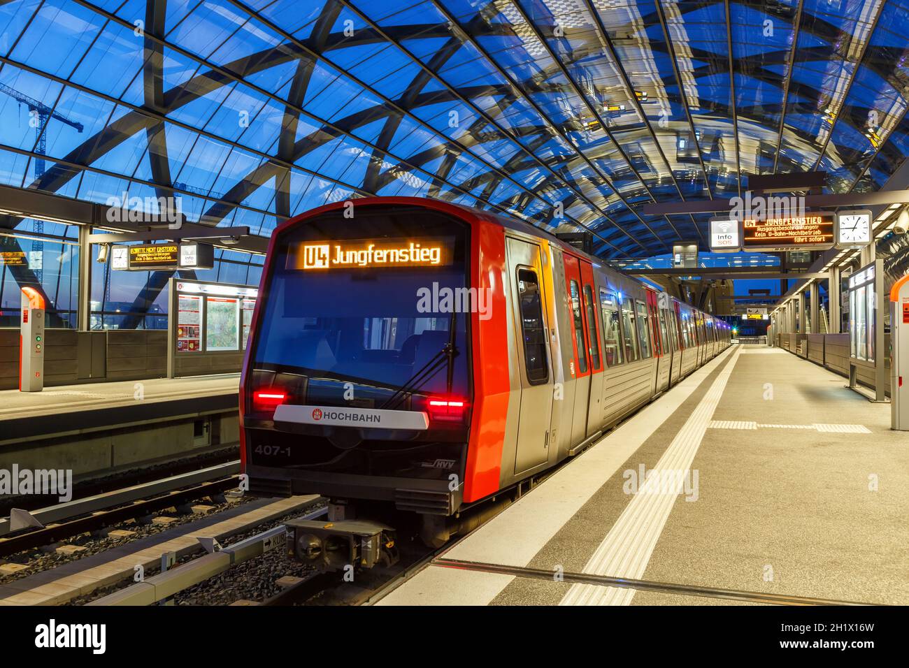 Hamburg, Deutschland - 20. April 2021: Hochbahn U-Bahn Linie U4 Station ...