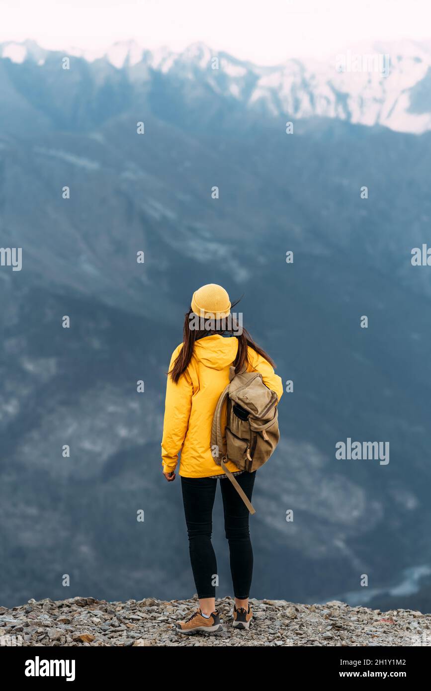 Die gelben berge besteigen -Fotos und -Bildmaterial in hoher Auflösung ...