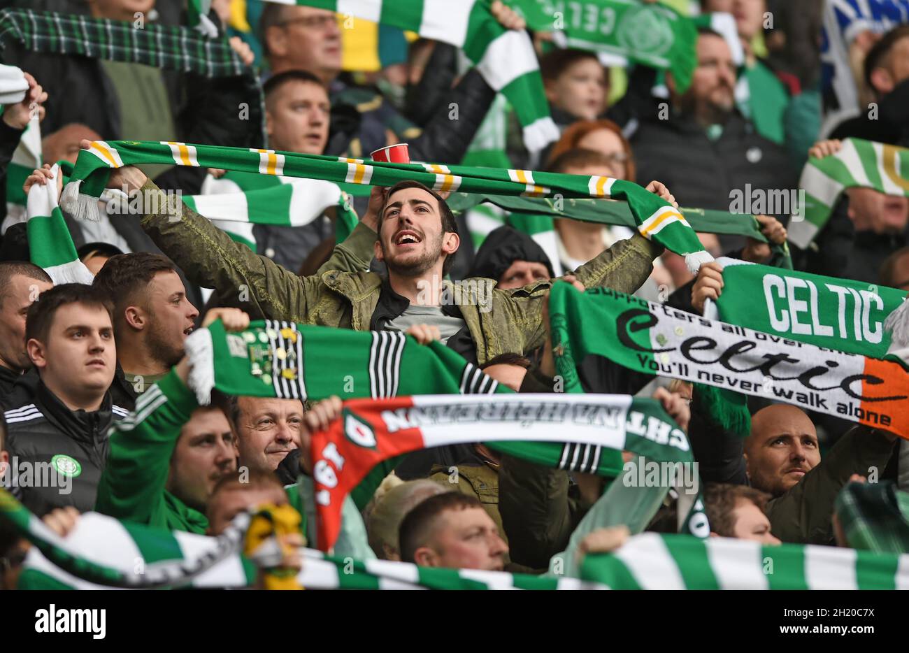 Glasgow, Schottland, 19. Oktober 2021. Keltische Fans mit voller Stimme ...