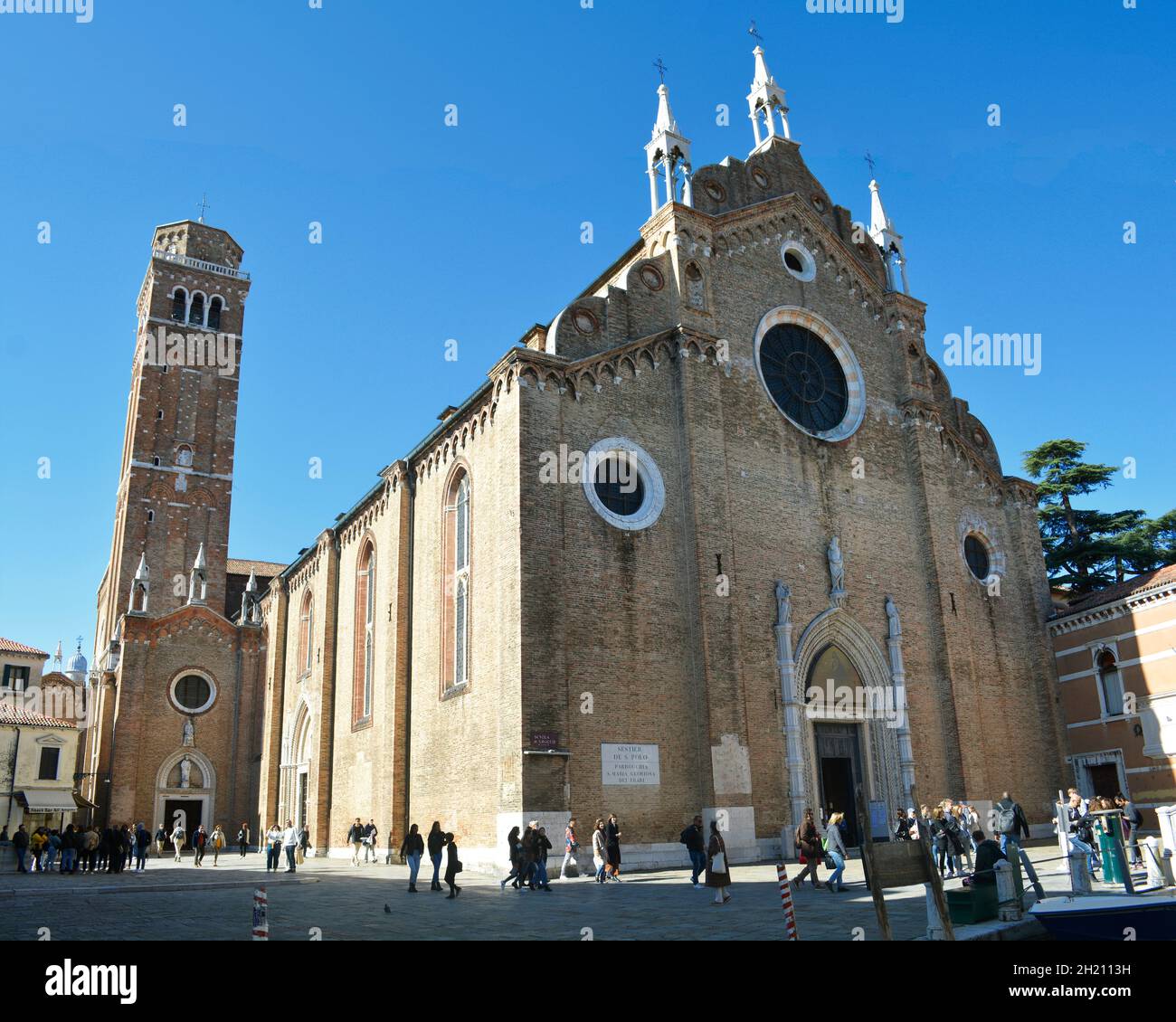 Außenansicht der Basilica di Santa Maria Gloriosa dei Frari Stockfotografie - Alamy