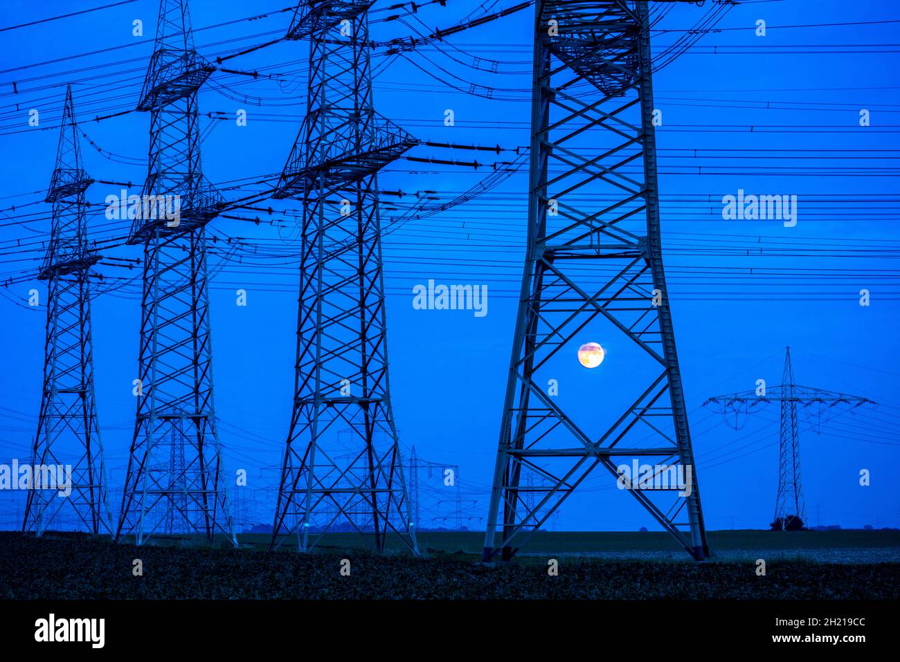 Teil einer Streckenführung, 380 KV-Hochspannungsleitung, Kreisstadt ...
