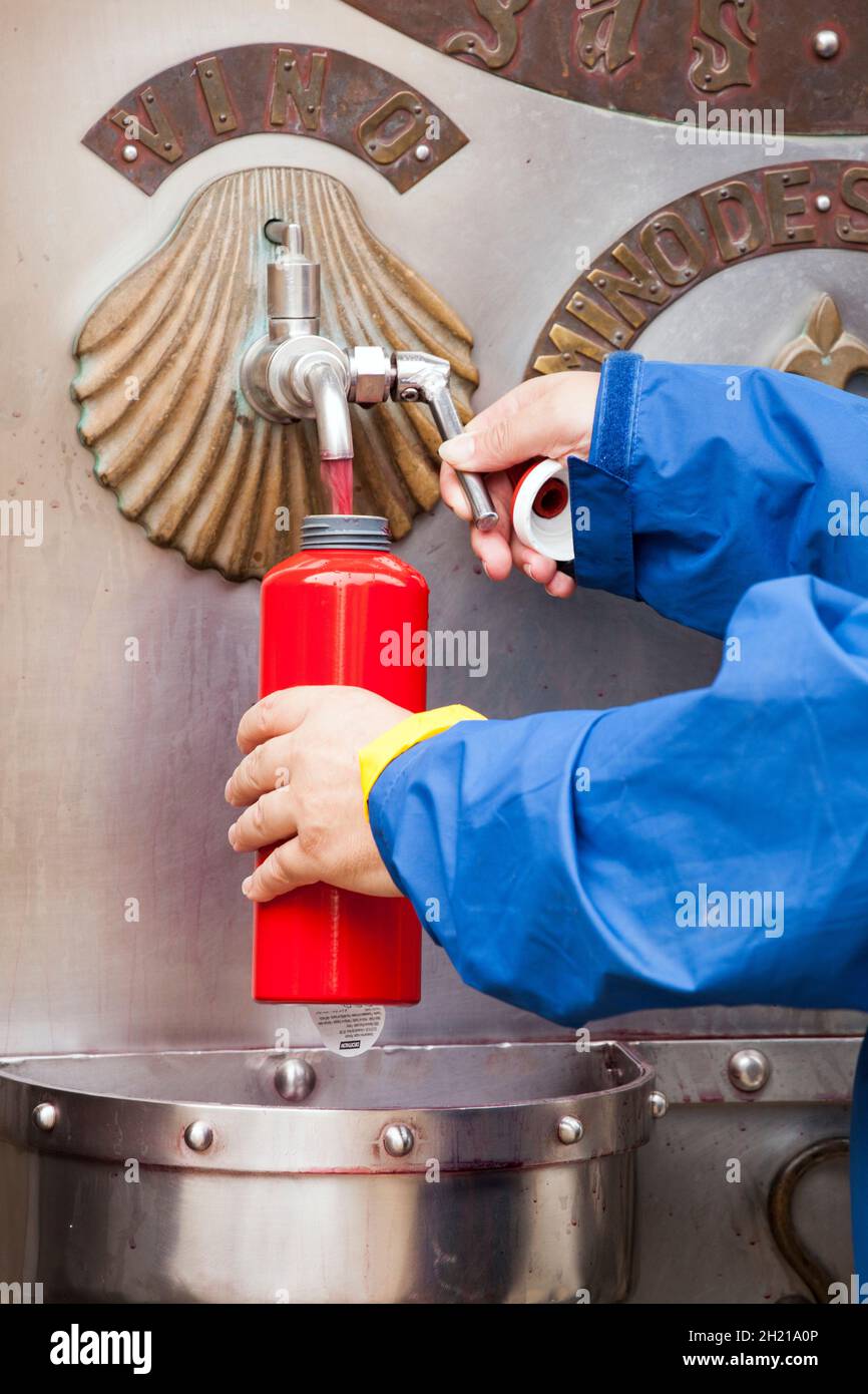 Trinken aus dem weinbrunnen -Fotos und -Bildmaterial in hoher Auflösung – Alamy
