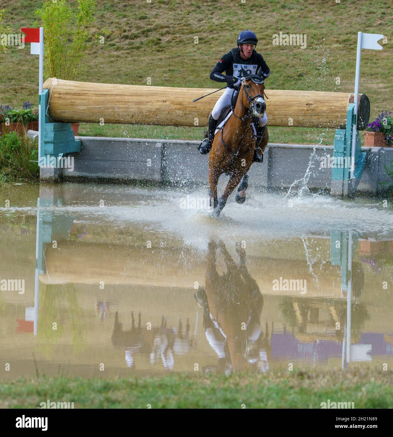 Pferd und Reiter, die den Cross Country Course und Wassersprünge bei ...