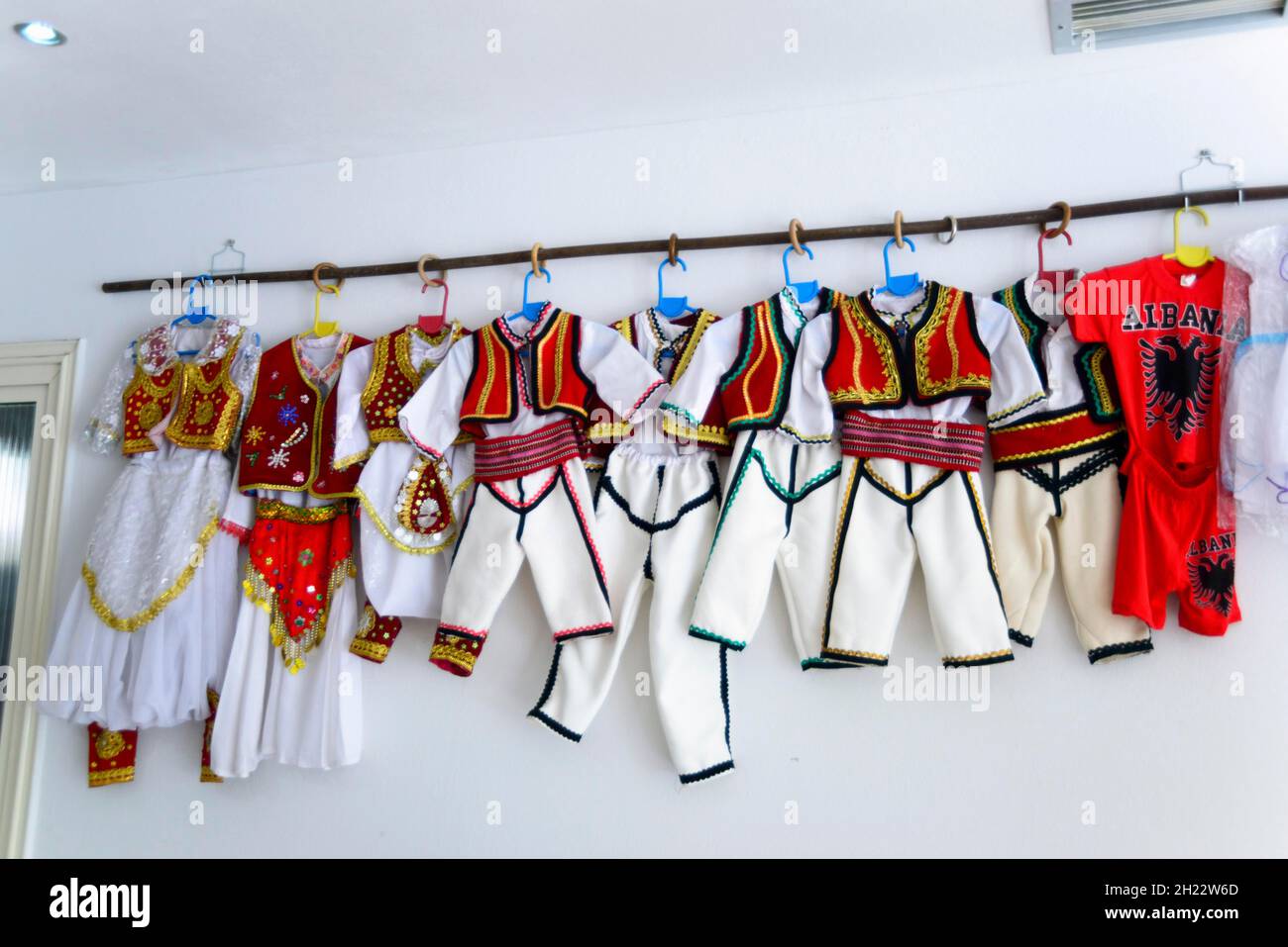 Traditionelle kleidung albaniens -Fotos und -Bildmaterial in hoher ...