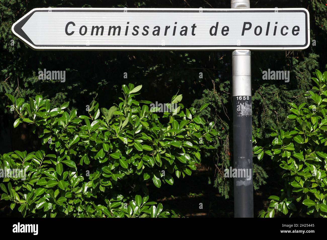 Verkehrsschild frankreich freigestellt -Fotos und -Bildmaterial in ...