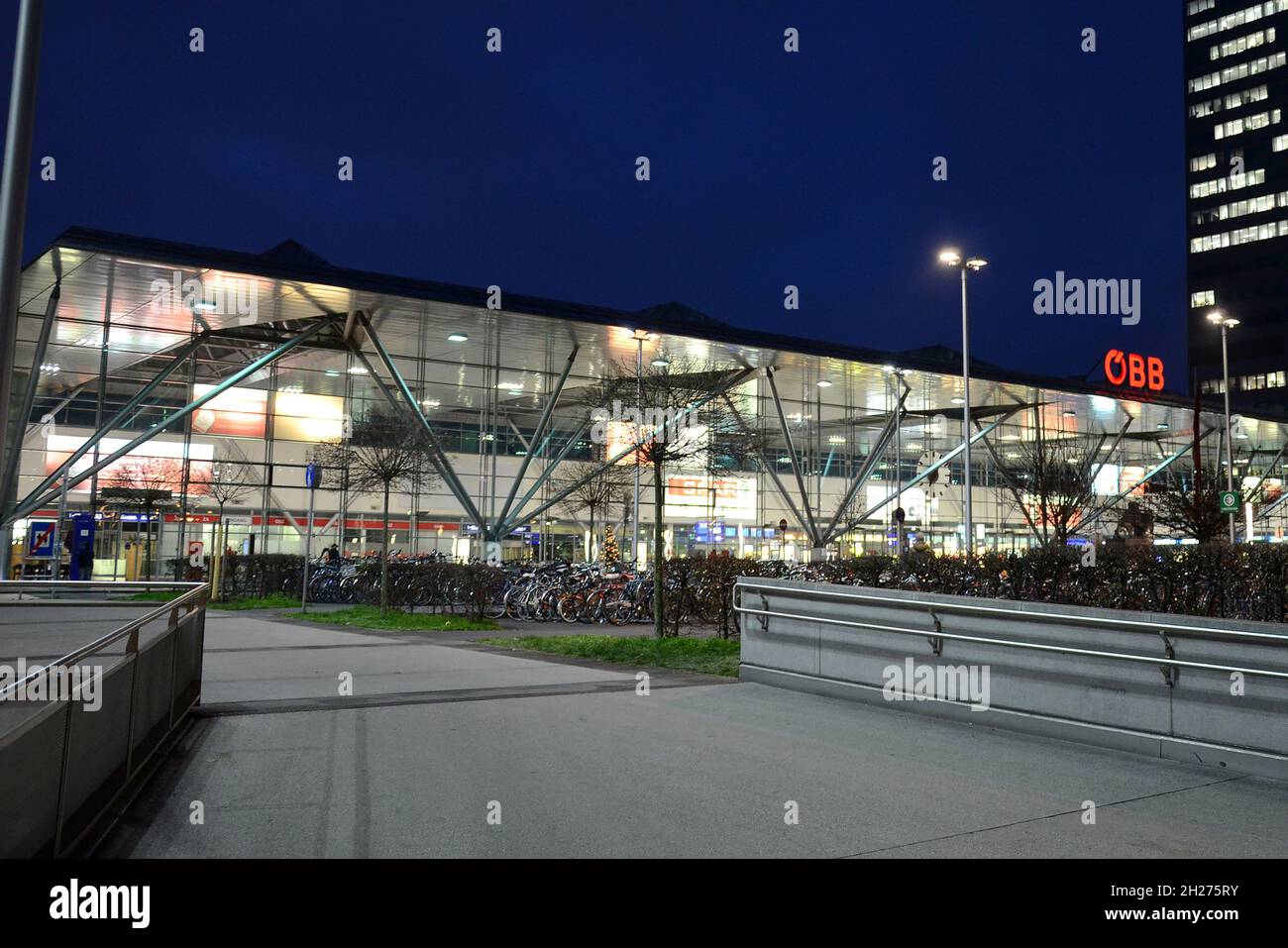 Hauptbahnhof Linz und der Terminal Tower zur blauen Stunde, Österreich ...