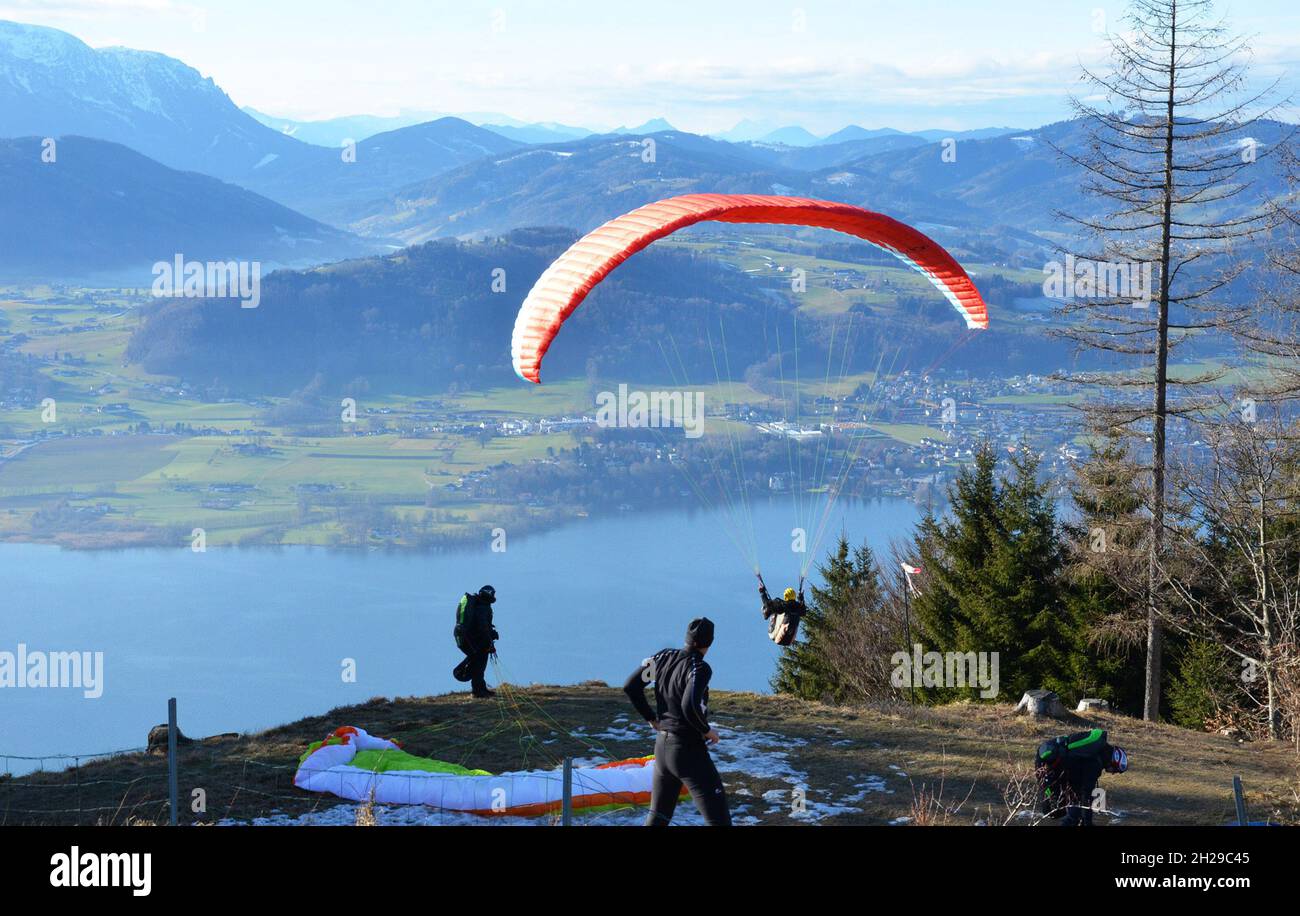 Paragleiter auf dem Grünberg bei Gmunden, Österreich, Europa ...