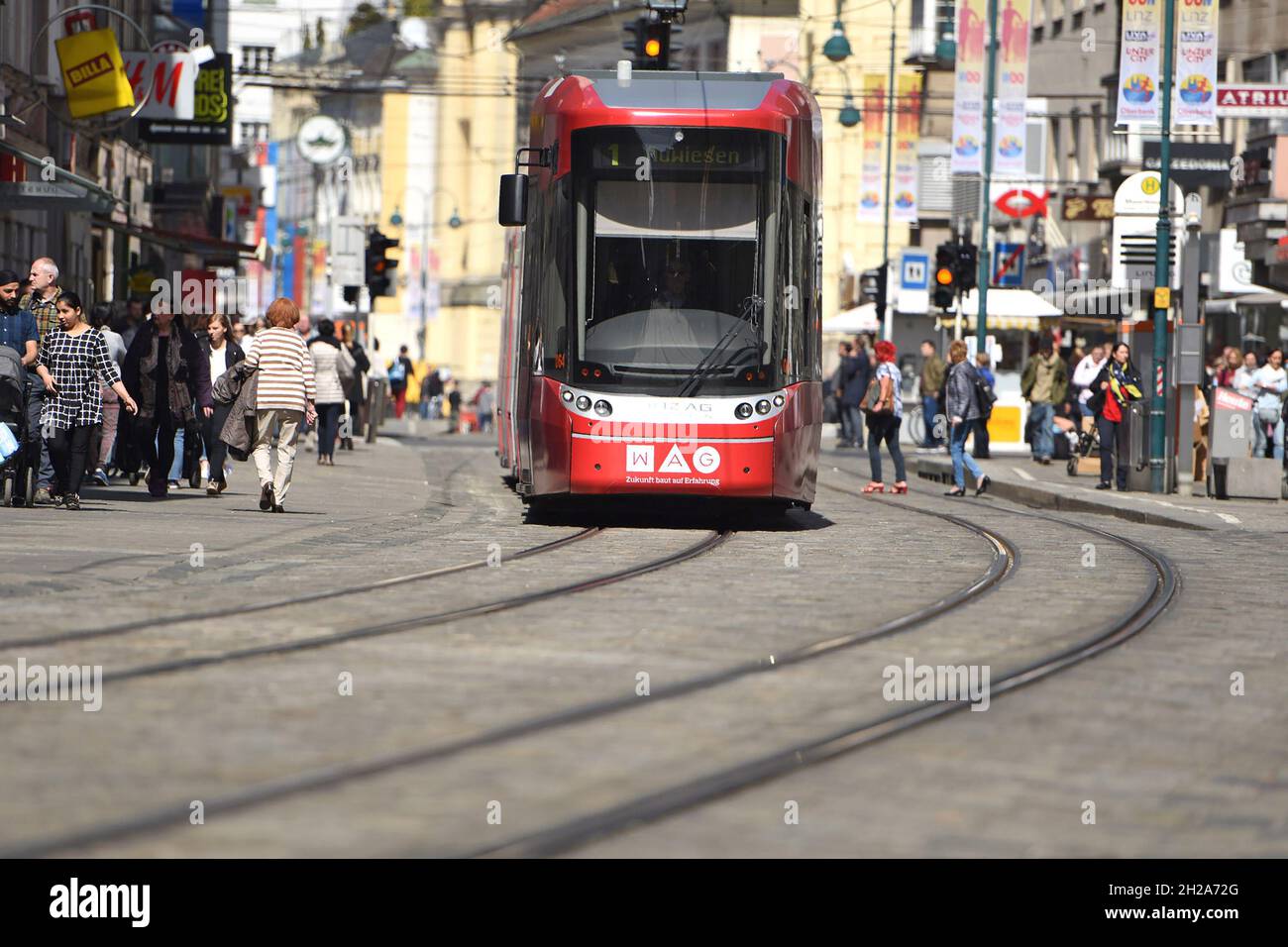 Die Straßenbahn Linz bildet das Rückgrat des öffentlichen ...
