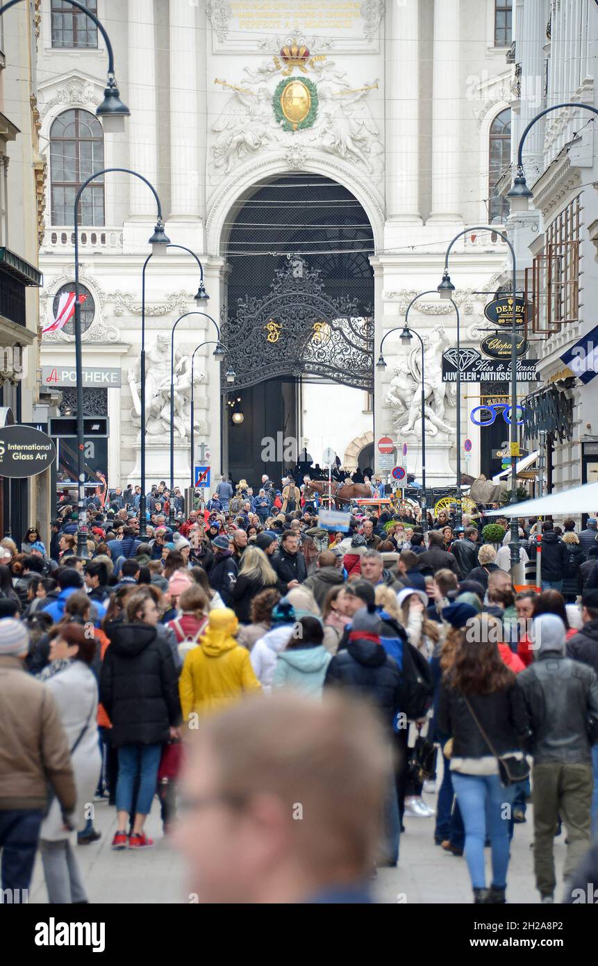 Viele Touristen auf einer Straße in Wien, Österreich, Europa - viele ...