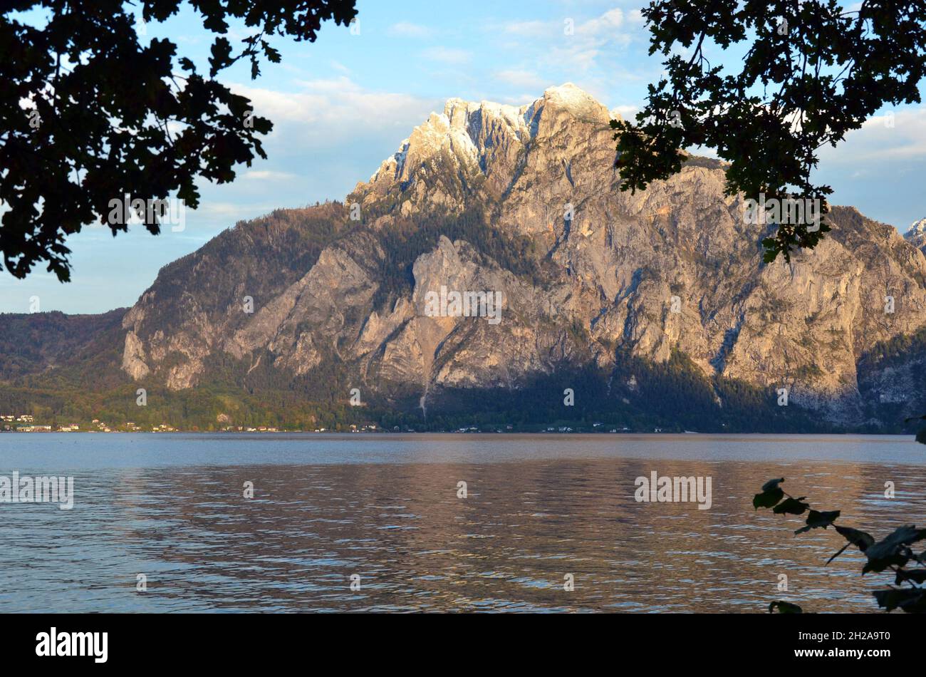 Der Traunstein im Salzkammergut im Herbst (Oberösterreich, Österreich ...