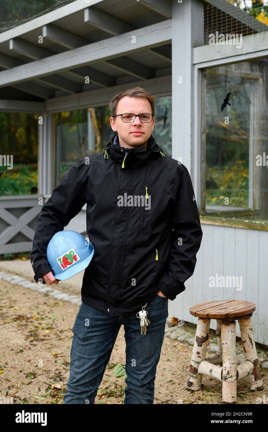 Hof, Deutschland. Oktober 2021. Tierpfleger und Tierarzt David Pruß ...