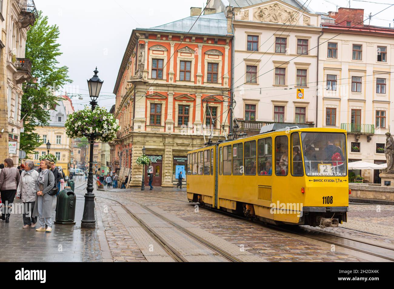 Die alte Straßenbahn fährt entlang der Straße der Altstadt Europas. Lviv, Ukraine - 05.15.2019 ...