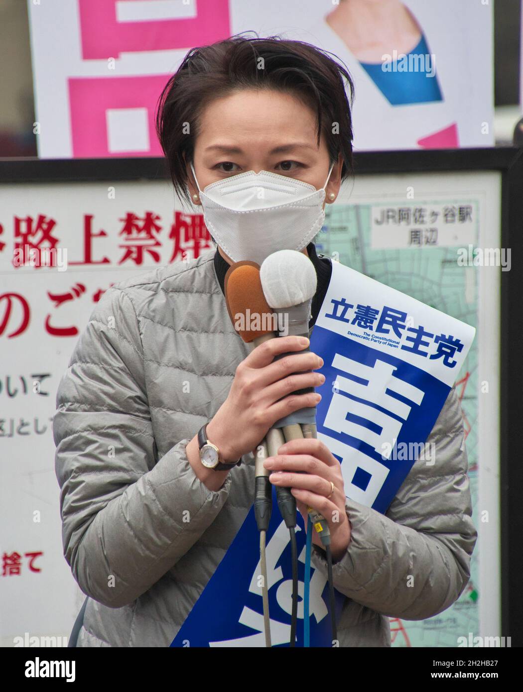 Harumi Yoshida, Kandidat der Demokratischen Partei der Verfassung, hält ...