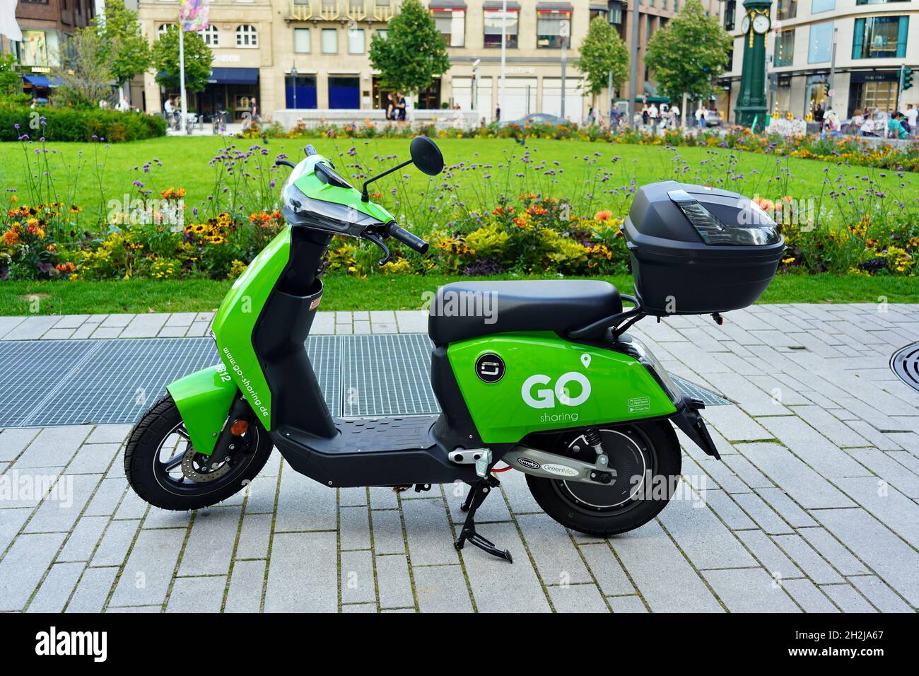Geteilte Mobilität: Ein geparktes „GO Sharing“-E-Moped in der ...
